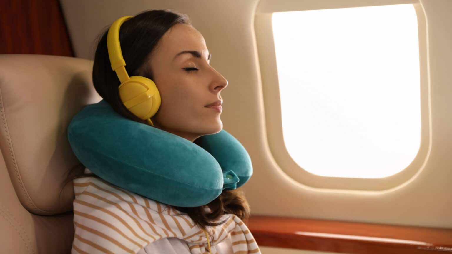 A Passenger Curled Her Hair Mid-Flight — and the Comment Section Was ...